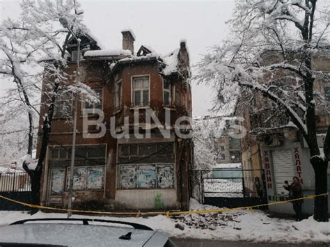 Извънредна ситуация в центъра на Враца Падна стена на къща полицията отцепи района около нея