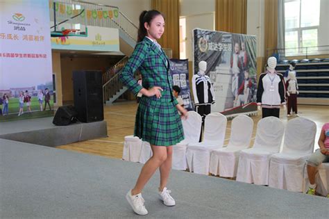 区教育局举办2016中小学校服款式展示 青报网 青岛日报官网