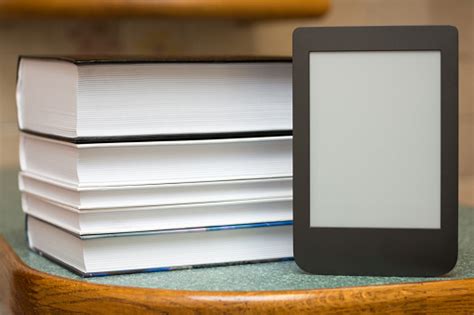 두꺼운 종이 책의 스택의 배경에 현대 전자 책 선택적 초점으로 클로즈업 교육 및 기술 개념 개념에 대한 스톡 사진 및 기타 이미지 Istock