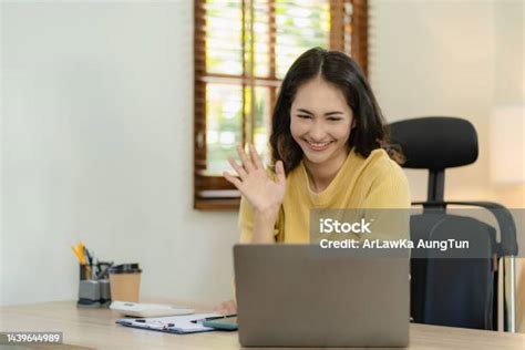 노트북을 사용하여 비즈니스 회계 또는 저축 온라인 팀과 함께 기술 가격 차트 및 지표를 분석하는 아시아 여성 회계사는 집에서