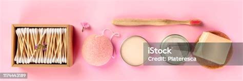 플라스틱이없는 제로 폐기물 화장품 평면 분홍색 배경에 누워 대나무 칫솔 면봉 곤약 스폰지 천연 유기농 제품 파노라마 사진 곤약에 대한 스톡 사진 및 기타 이미지 Istock