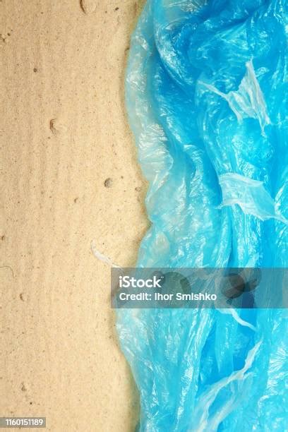 플라스틱 오염의 창조적 인 작품 개념 비닐 봉지에서 바다는 모래 해변으로 간다 상단 보기 복사 공간 금지 플라스틱 생태 환경 플라스틱 오염 해양 오염 크리에이티브 포스터 0