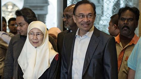 Anwar Ibrahim Jailed Malaysian Politician Will Get Royal Pardon Says