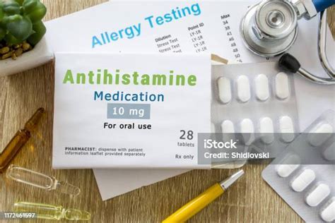 항히스타민 제 약물 또는 알레르기 약물 개념 사진 의사 테이블에는 항히스타민 제 약물이라는 단어와 알레르기 및 과민증 치료를위한 알약이 들어있습니다 항 히스타민제에 대한