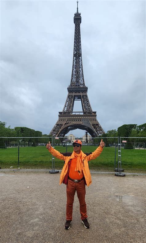 조윤호 🇫🇷프랑스 파리의 상징이고 랜드마크인 에펠탑 앞에 섰다 비가 오락가락 하는 가운데 파리