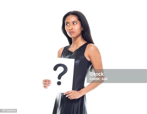 2029세의 아름다운 라틴 아메리카와 히스패닉 민족의 젊은 여성 여성 앞의 허리까지 혼동 시원한 태도와 물음표를 보여주는 흰색