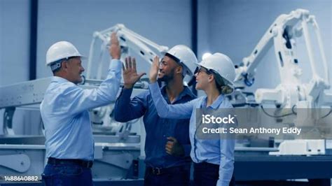 하이파이브 공장 팀워크 인더스트리 40 디자인의 성공 또는 축하를 가진 로봇 공학 및 엔지니어링 사람들 기술자 여성 및 남성의