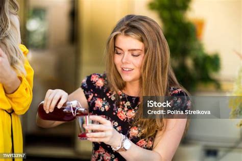 과일과 패스트리와 테이블에 소녀 주스를 부 어 웃음 의사 소통 도시 밖에 서 자신의 집에서 생활 가족 여행에 대 한 임대 코 티 지 가을에 대한 스톡 사진 및 기타 이미지