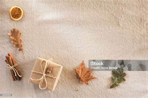 가을 마른 나뭇잎이 있는 가을 구성 크래프트지로 싸인 선물 소박한 린넨 패브릭 배경의 구석에 배치 플랫 레이 평면도 복사 공간 0명에 대한 스톡 사진 및 기타 이미지