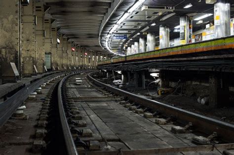 深夜の上野駅大きなカーブ上にあるホームが特徴的今回の取材では終電後の上野駅で保線作業を行う様子も撮影した深夜の上野駅構内線路下の