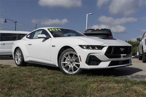 Ford Mustang Display En Un Concesionario Ford Ofrece El Mustang En Un