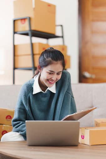 중소기업 중소기업 소유자 소포 E비즈니스 마케팅 온라인 상점 중소기업과 함께 일하는 여성 기업가 개념에 대한 스톡 사진 및 기타 이미지 Istock