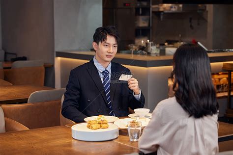 명함을 건네는 레스토랑 비즈니스 미팅 사진 무료 다운로드 Lovepik