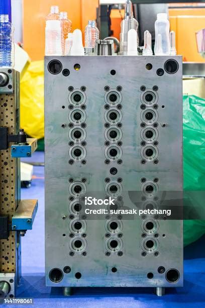 다양한 샘플 투명 플라스틱 병 및 제조 공정의 병 뚜껑 금형에 예비 성형 원료 배치가있는 다른 색상 강철에 대한 스톡 사진 및 기타 이미지 Istock