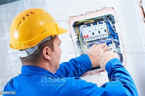 퓨즈 박스에 스크루 드라이버 수리 스위칭 전기 액추에이터를 가진 전기 Stem 주제에 대한 스톡 사진 및 기타 이미지 Stem 주제 건설 산업 검사 보기 Istock