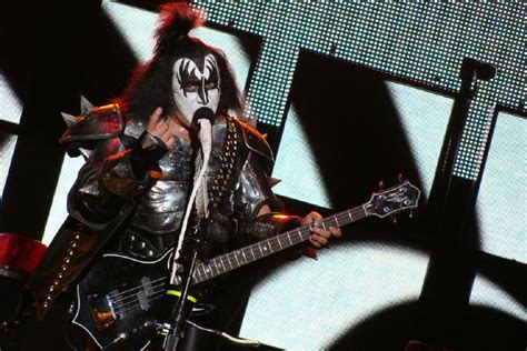 Gene Simmons Se Descompuso Y Debió Tocar Sentado En Pleno Show De Kiss
