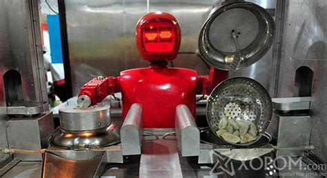 Хятадын зоогийн газруудад зөөгч тогооч нарын оронд роботууд ажиллаж байна