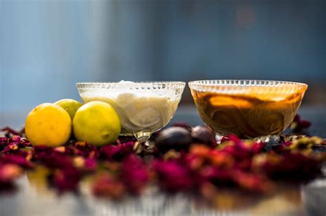 육두구 얼굴 마스크는 육두구 분말 레몬 주스 커드로 구성된 나무 표면에 얼굴에 변색과 색소 침착을 고르게 치료합니다 0명에 대한 스톡 사진 및 기타 이미지 Istock