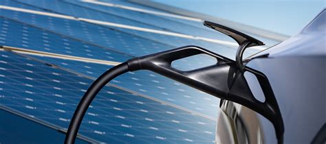 태양 전지판의 배경에 연결된 충전 케이블이 있는 전기 자동차 전기 자동차 대체 연료 자동차에 대한 스톡 사진 및 기타 이미지 전기 자동차 대체 연료 자동차 태양전지판