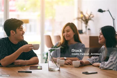 사무실에서 커피를 마시고 즐기는 3 명의 사람들의 이미지를 닫습니다 우정에 대한 스톡 사진 및 기타 이미지 우정 커피 마실 것 남자 Istock