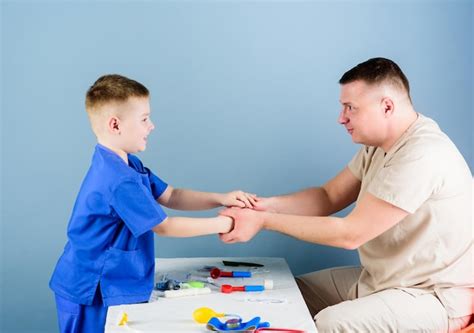 El Pediatra Cuidadoso Comprueba La Salud Del Niño Examen Medico