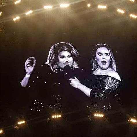 Adele Chama Drag Queen Montada Como Ela Para Palco Em Show Na