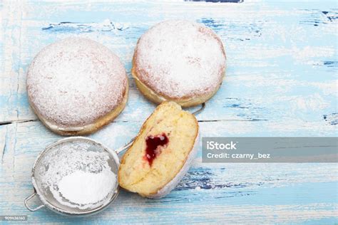 나무 배경에 전통적인 폴란드어 도넛입니다 맛 있는 도넛과 잼 가루 설탕에 대한 스톡 사진 및 기타 이미지 가루 설탕 가루로 빻은 갈색 Istock