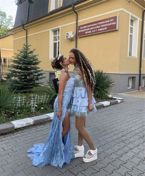 Beata Ти живееш за мен и аз живея за теб Така е с майките и дъщерите Държeше ръката ми