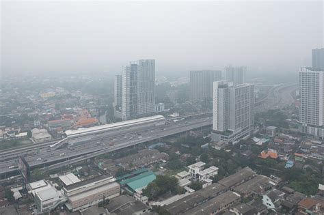 高速公路高清图片 泰国曼谷市中心天际线高速公路街道的鸟瞰图。亚洲城市的金融区和商业中心。有雾的摩天大楼。空气污染pm25 建筑城市免费下载