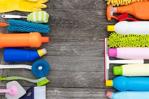 나무 테이블 집안일 또는 하우스키핑 서비스 개념에 집 청소 제품 가사 집안일에 대한 스톡 사진 및 기타 이미지 가사 집안일 가정 생활 개체 그룹 Istock