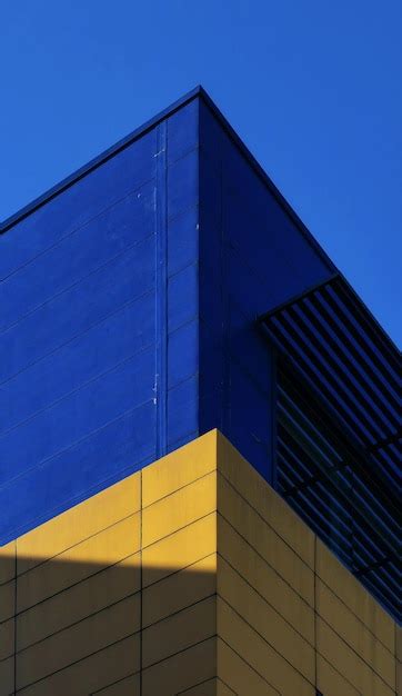Un Edificio Azul Y Amarillo En La Ciudad De Oslo Foto Premium