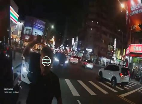 男子酒氣衝天路中擋道 員警一查通緝犯意外曝光