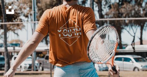 갈색 크루넥 티셔츠와 파란색 데님 청바지를 입은 남자가 파란색과 흰색 전기를 들고 있다 사진 Unsplash의 무료 자동차 이미지