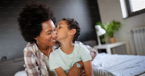 행복한 아프리카 어머니는 놀고 즐기고 집에서 아들과 포옹한다 사진 Unsplash의 흑인 가족 이미지