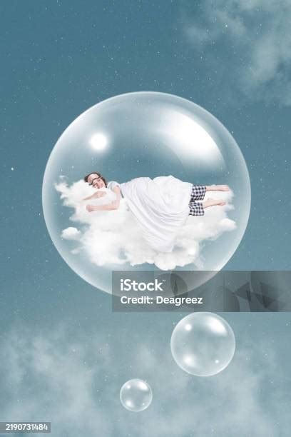 수직 크리 에이 티브 초현실적 인 사진 콜라주 포스터 배너 콜라주 공중 부양 여자의 거품 하늘 구름 편안한 휴식 꿈 20 24세에 대한 스톡 사진 및 기타 이미지 Istock