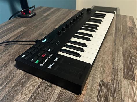 NabÍzÍm Native Instruments Komplete Kontrol M32