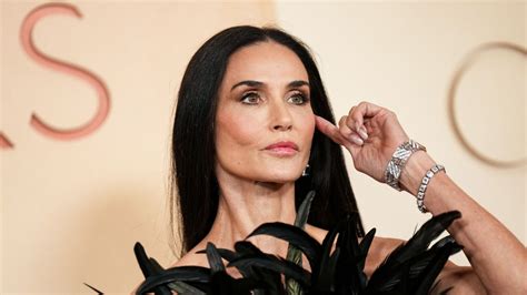 Demi Moore Preocupa En Los Oscar 2026 La Teoría Detrás De Su Llamativo