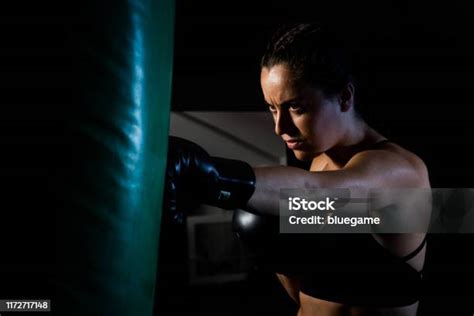 체육관에서 스포츠 훈련에 가방을 펀치 젊은 여성 복서 건강한 생활방식에 대한 스톡 사진 및 기타 이미지 건강한 생활방식 격투기 결심 Istock