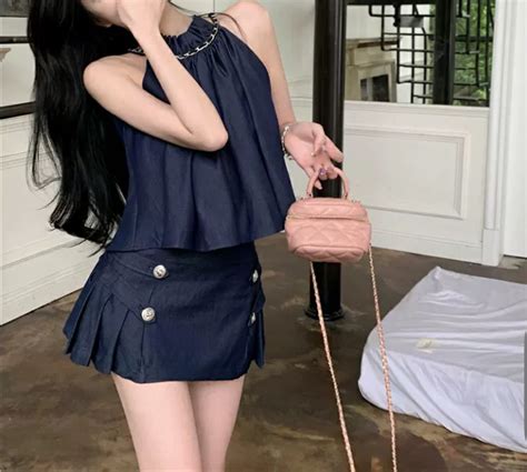 데님 투피스 셋업 데님 플리츠 스커트 데님 셔링 홀터넥 탑 플리츠 주름 민소매 탑 홀터넥 탑 데님 스커트 미니 스커트 데이트룩 고급스러운 단추 스커트 체인 홀터넥 탑 파티룩