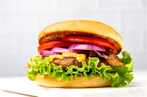 쇠고기와 바삭한 베이컨과 감자 튀김을 곁들인 맛있는 햄버거 0명에 대한 스톡 사진 및 기타 이미지 0명 감자 요리 건강에 좋지 않은 음식 Istock