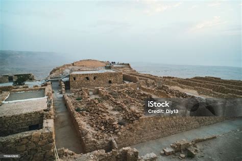 남부 이스라엘의 사해 근처 산에 있는 마사 다의 고 대 요새의 폐허 이스라엘의 산에 높게 지어진 오래 된 건물의 평면도 이스라엘의 고고학 여행 건조 기후에 대한 스톡 사진