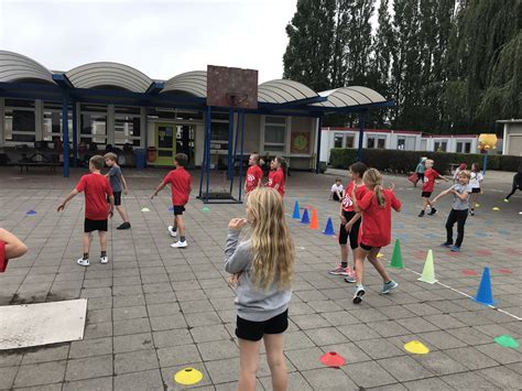 Vierde Leerjaar Tik En Loopspel Tussen Vuren