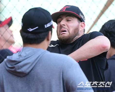 자신감 충만한 구본혁의 방망이 마이크 든 모습에 동료들 모두 질투어린 응원 [인천 현장]