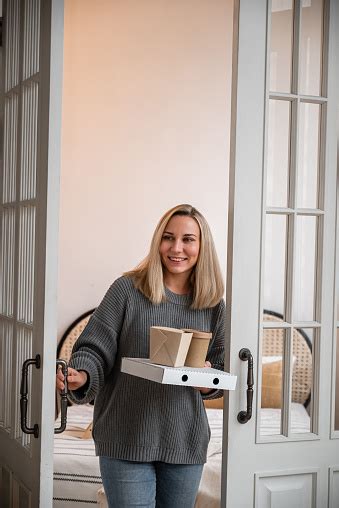 여자는 주문을 받고 방에 들어가 서 쓰레기가없는 도시락 피자배달 상자를 들고 있습니다 집에서 점심 식사 가정 생활에 대한 스톡 사진 및 기타 이미지 Istock