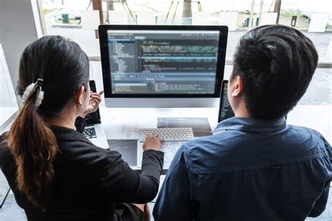 It 회사 사무실의 소프트웨어 개발 컴퓨터에서 프로젝트 작업을 하는 개발자 프로그래머 팀 코드 및 데이터 코드 웹사이트 작성 문제 해결을 위한 데이터베이스 기술 코딩