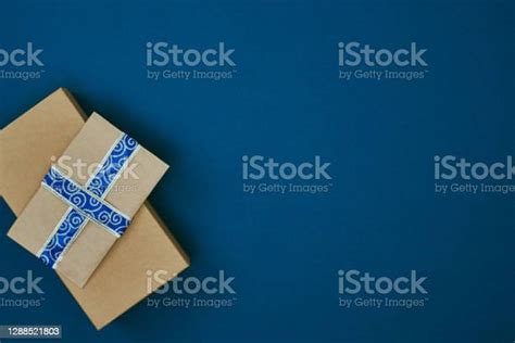 파란색 배경에 선물 상자 크리스마스와 새해 장식 공간을 복사하고 모의합니다 0명에 대한 스톡 사진 및 기타 이미지 0명 계절 공휴일 Istock