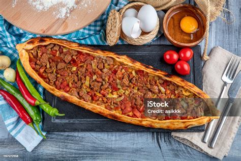 전통 터키 요리 큐브 고기 Kusbasili 피데와 피데 터키어 피타 개념입니다 0명에 대한 스톡 사진 및 기타 이미지 0명 Turkish Pide 갈색 Istock