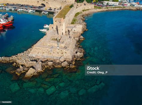 항공 조류 눈 보기 로도스 도시 섬 도데카네스 그리스의 무인 항공기 사진입니다 만드라키 항구 석호 맑은 푸른 물이 있는 파노라마 남유럽의 유명한 관광지 Multicopter