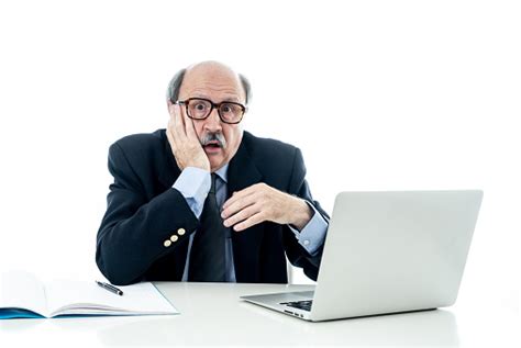 화가 피곤 성숙한 사업가 이전 성인 인식에서 노트북을 이해 하지 않고 책상에 실려 고 기술의 사용 스트레스 야근과 흰색 배경에서 분리 하는 개념 60 69세에 대한 스톡