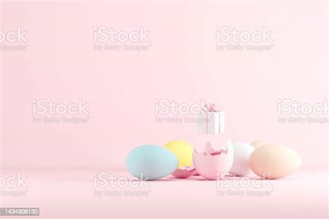 분홍색 배경에 화려한 계란에서 나온 흰색 선물 상자 3d 렌더링 최소한의 크리스마스 아이디어 개념입니다 복사 공간 놀라움에 대한 스톡 사진 및 기타 이미지 Istock